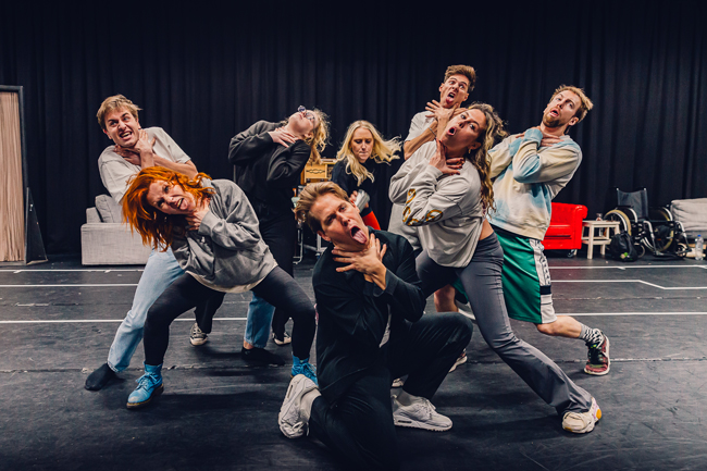 Full cast schittert tijdens open repetitie musical Annie - Musical Vibes